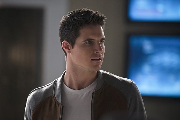 'Flash's' Robbie Amell Says Firestorm's Explosive Coming-Out Is Also ...
