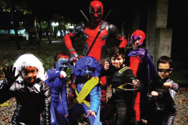 Ryan Reynolds Dresses Up As Deadpool and Poses With X-Men Trick-or ...