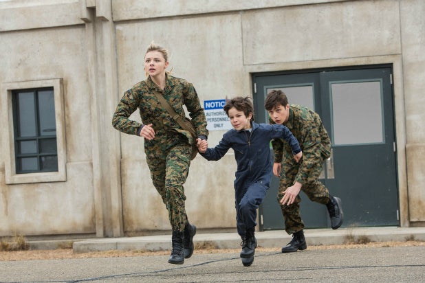 'The 5th Wave' Review: Chloe Grace Moretz Fights Aliens in Laughable YA ...