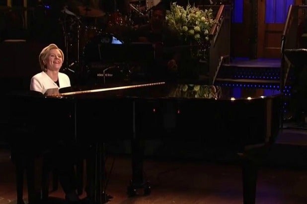 'SNL': Watch Kate McKinnon Sing Leonard Cohen's 'Hallelujah' as Hillary ...