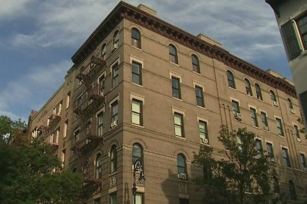 'Friends' 25th Anniversary Fan Photo Op Draws Manhattan Neighborhood ...