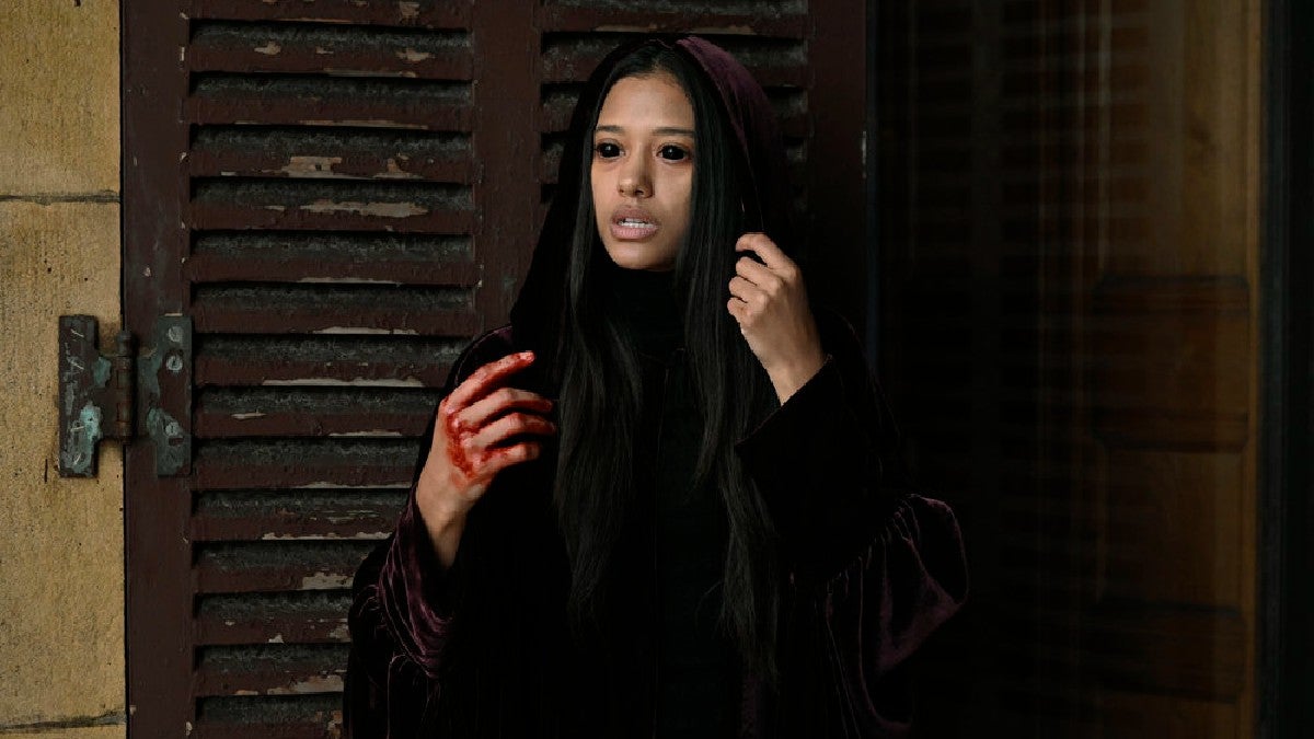 'Vampire Academy' Star Mia Mckenna-Bruce Breaks Down Her Kidnapping and ...