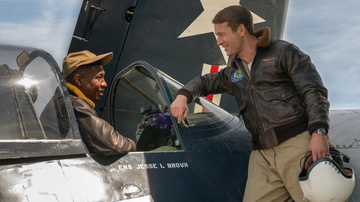 Devotion Review: Jonathan Majors Pilots a Drama That's Searing on ...