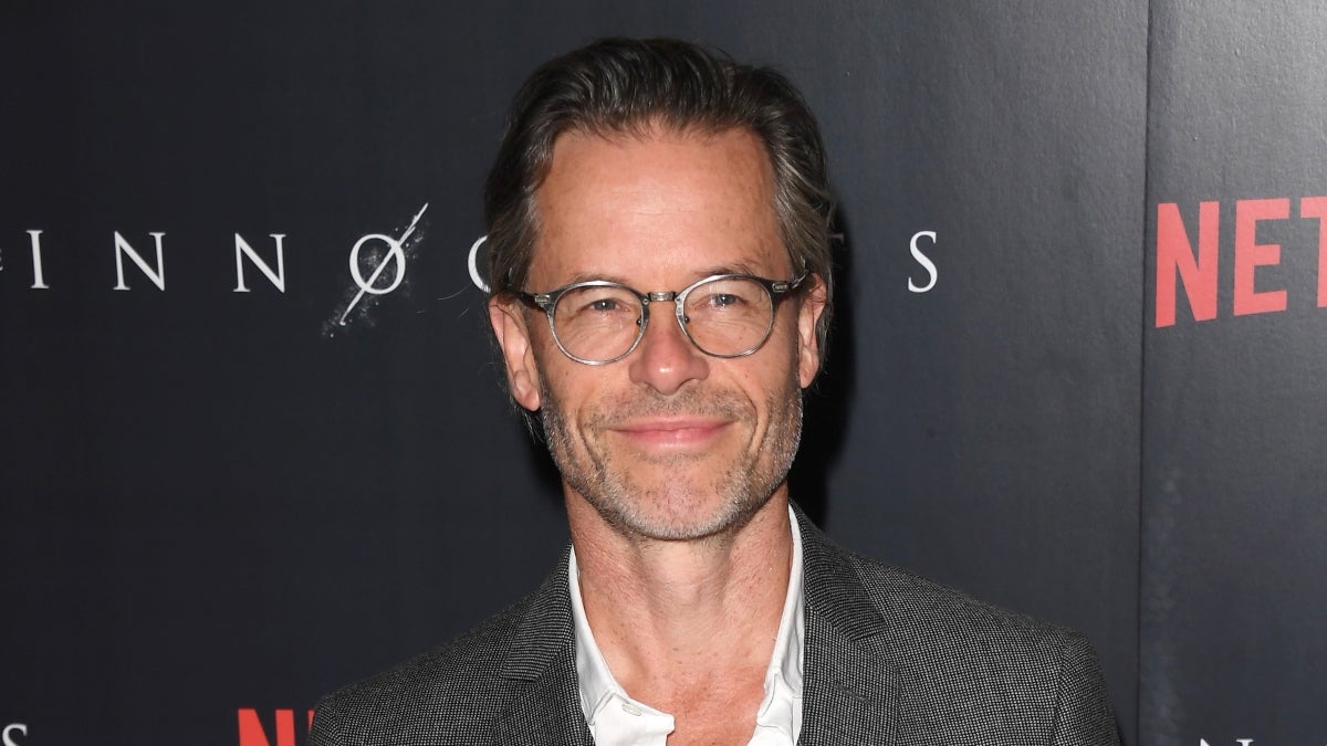 Guy Pearce Issues Apology for ‘Insensitive’ Tweet about Trans Casting ...