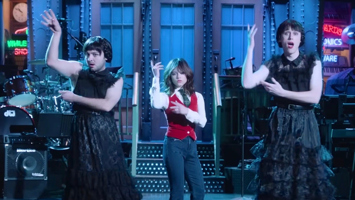 Jenna Ortega Reluctantly Does the 'Wednesday' Dance With Please Don't ...