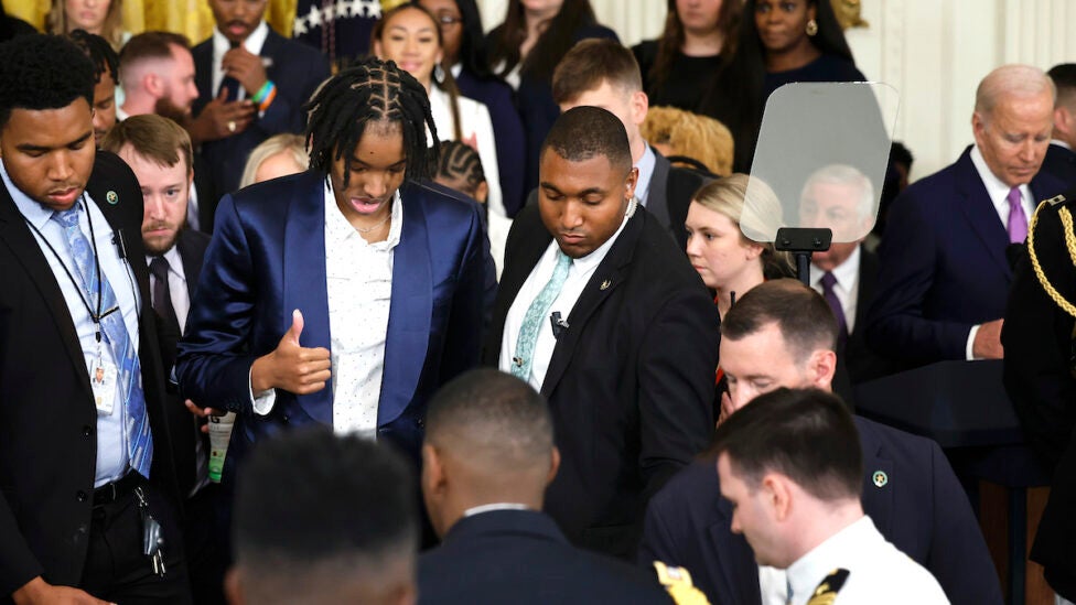 LSU Player Sa'Myah Smith Gives Passes Out During White House Visit