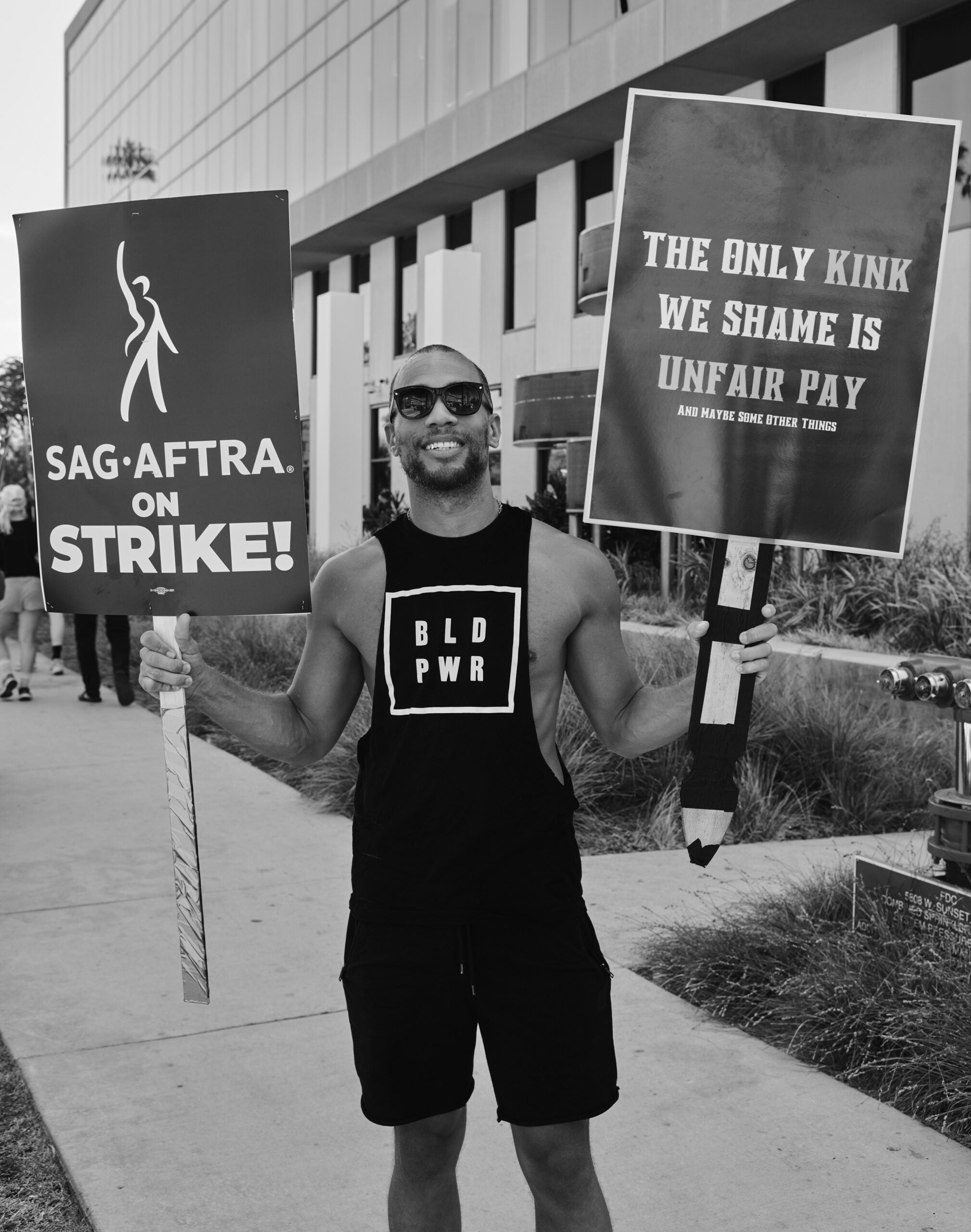 At Netflix Picket, Smiles in Short Supply for Aubrey Plaza, Sarah ...
