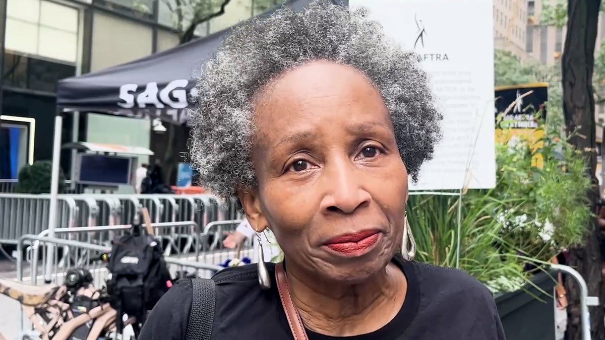 Singers Unite During SAG-AFTRA's New York Picket