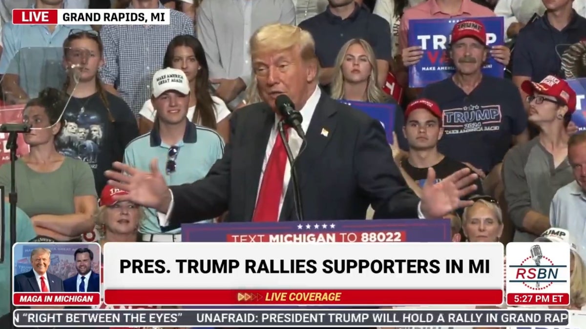 Trump Tells Michigan Crowd to Stop Booing the Press