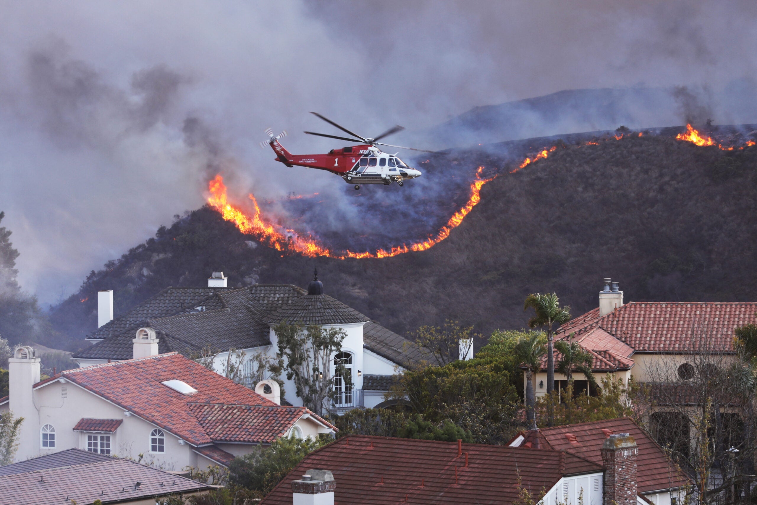 Evacuations as Santa Ana Winds Spread Pacific Palisades Brush Fire to 300 Acres