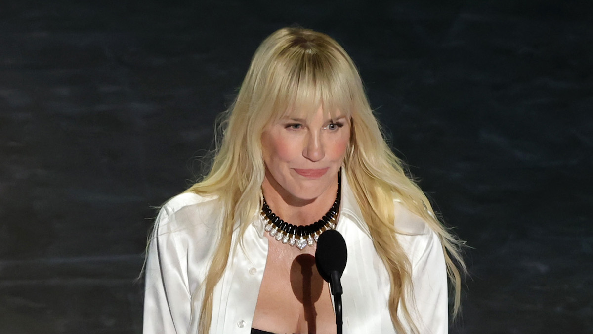 Daryl Hannah Shouts Out Ukraine While Presenting at the Oscars