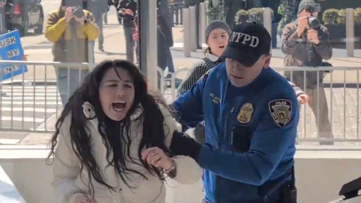 Hundreds of Protesters Shut Down NYC Tesla Showroom: 'F-k Elon Musk ...